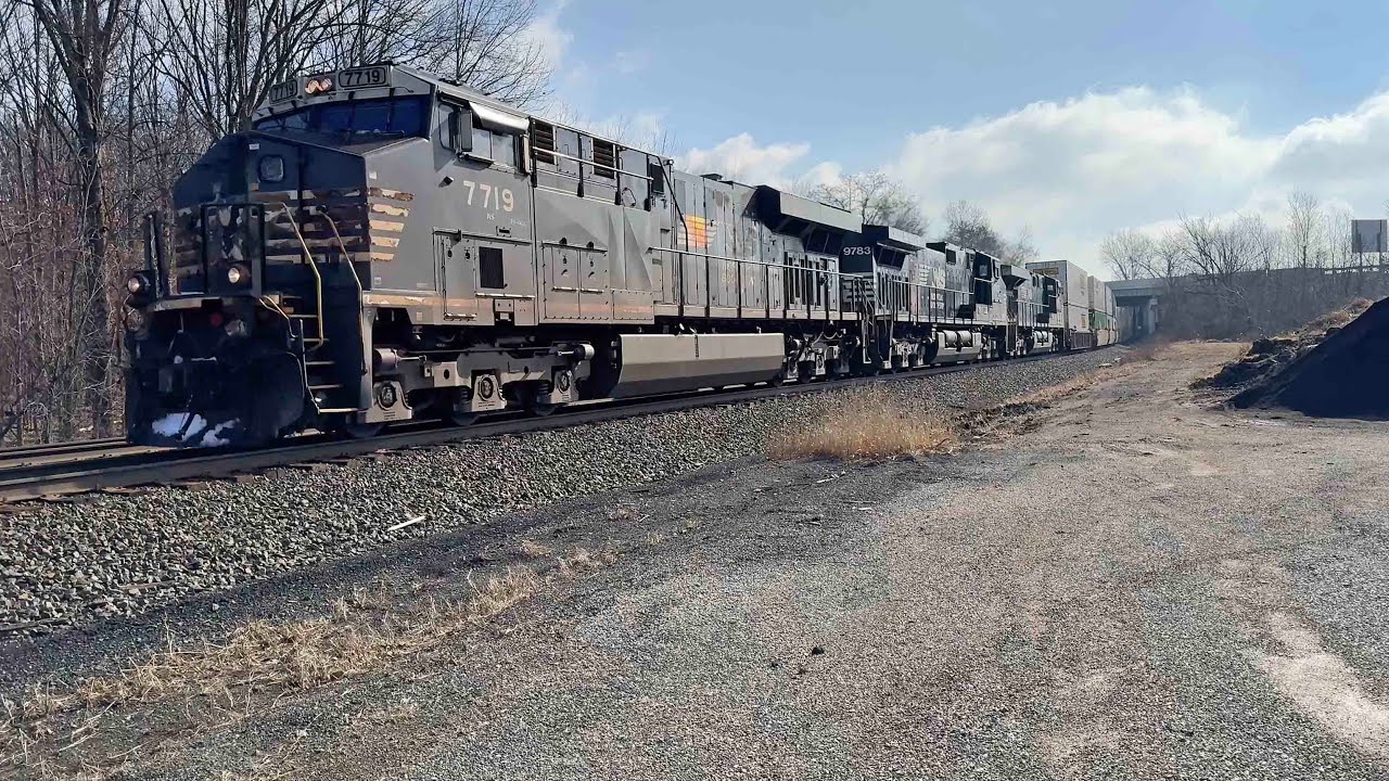 NS train 23G. - YouTube