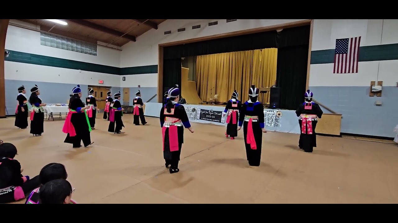 niam tsev hmoob yaj ua la voos - YouTube