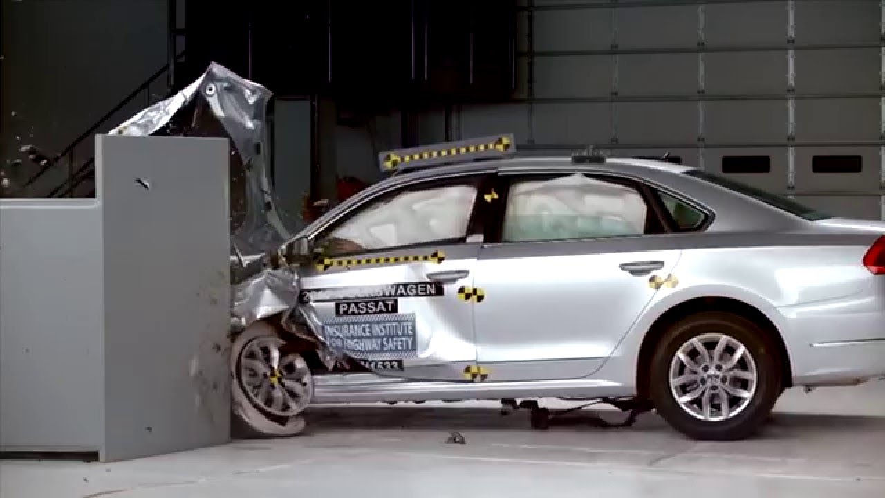 IIHS - 2016 Volkswagen Passat - small overlap crash test / GOOD ...