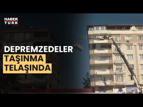 Depremzedeler riskli binalardan eşyalarını taşıyor
