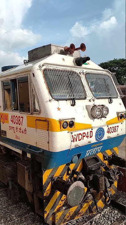 Celebrity Loco PRATAP 😍 | KJM WDP4D 40387 | Vasco express | INDIAN RAILWAYS - YouTube