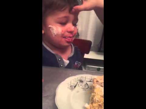 Əli tort yeyərkən