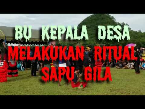 Bu KEPALA DESA melakukan Ritual SAPU GILA di antara orang yang sedang kesurupan