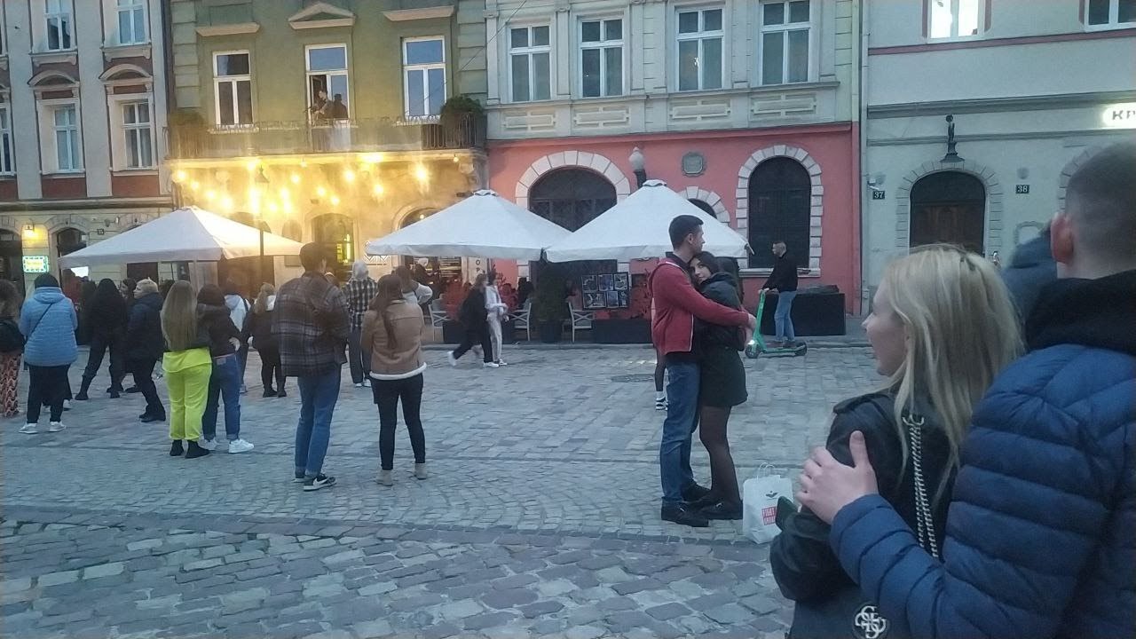 Львів 2023 музика на балконі Площі Ринок нічне життя Lviv Nightlife