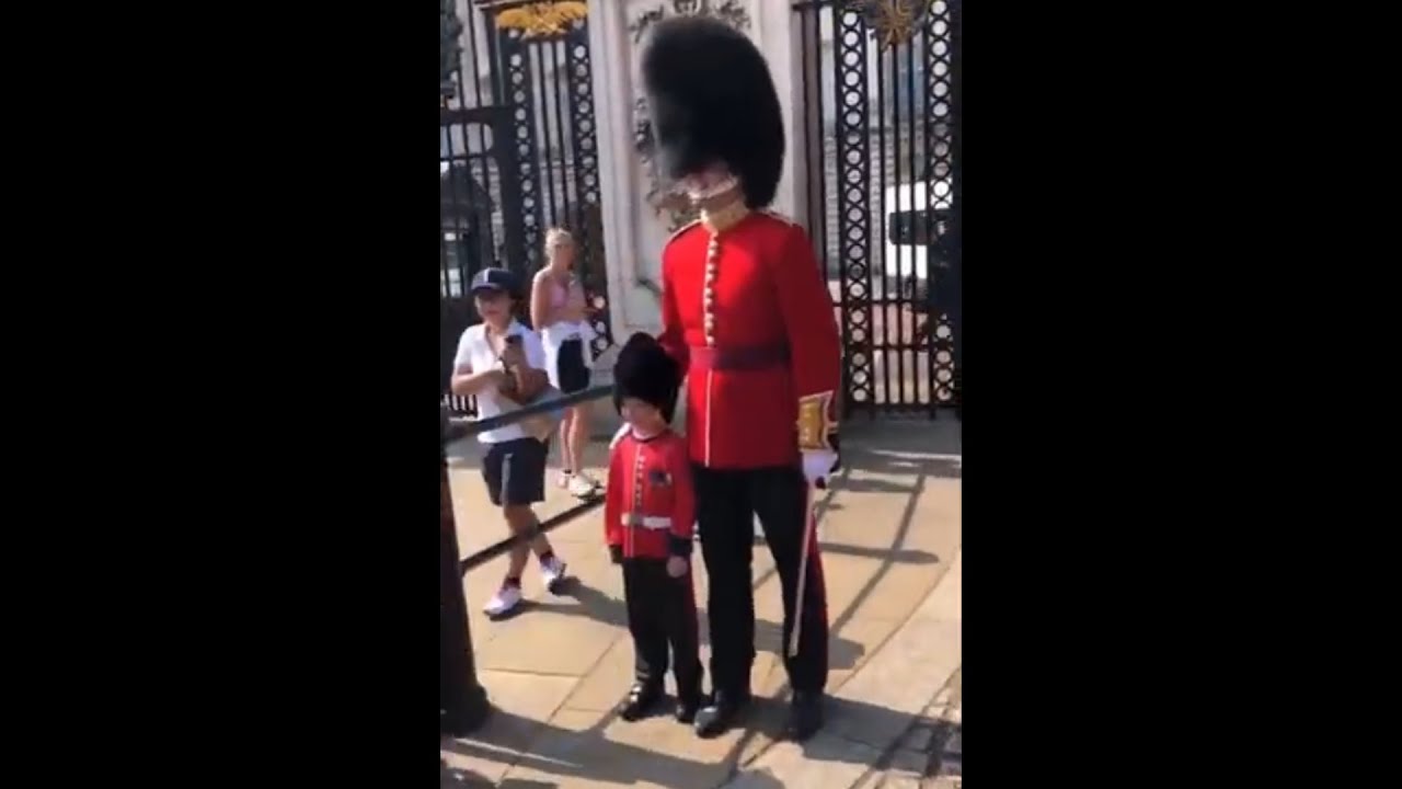 4 Moments The Kings Guards Showed an Act of Kindness! - YouTube