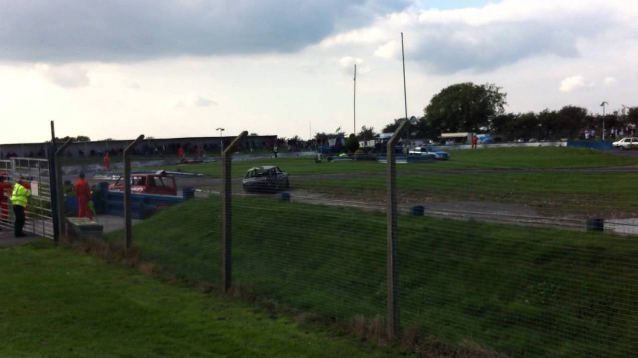 Mendips Raceway: banger racing - YouTube