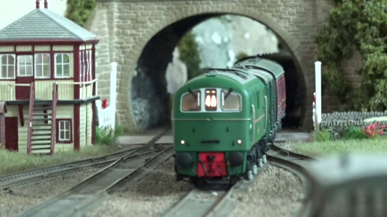 HM121: DJ Models 'OO' gauge Class 71 - YouTube