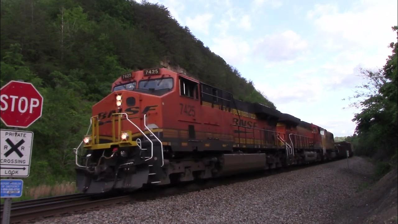 BNSF #7425 leads NS 196 through Tateville, KY - YouTube