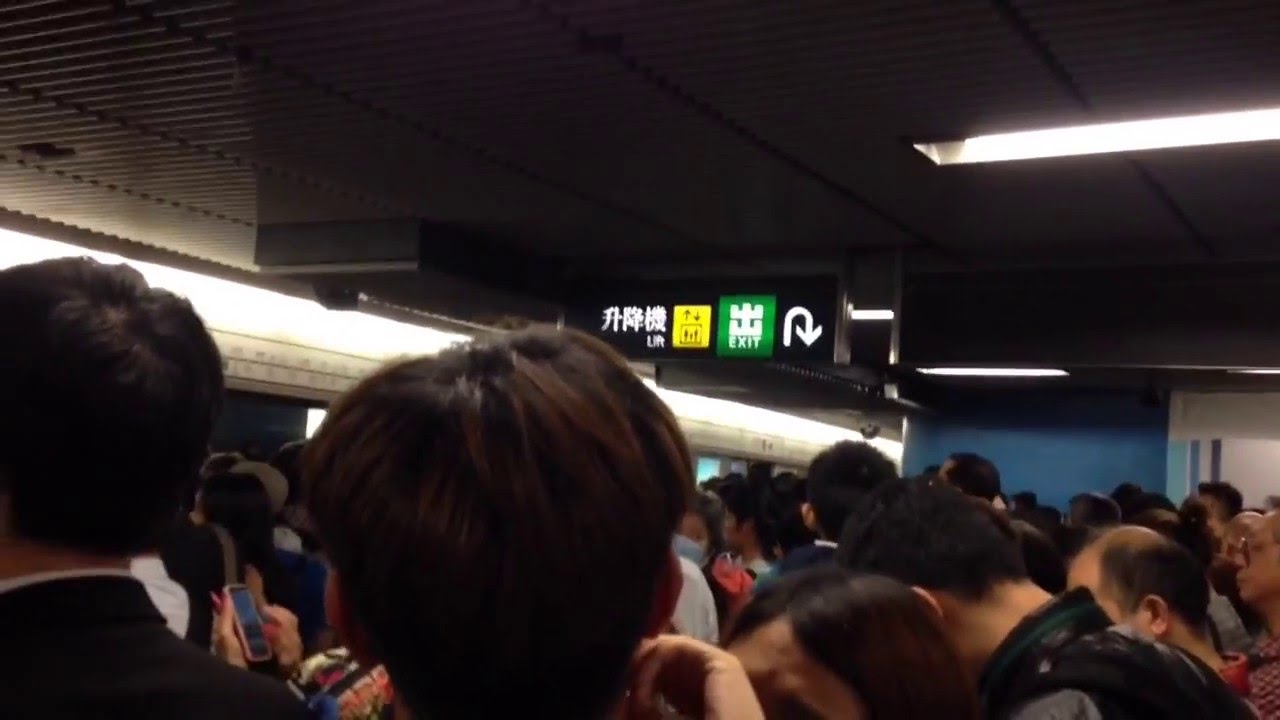 Crowds flood Hong Kong MTR station in the evening peak - YouTube