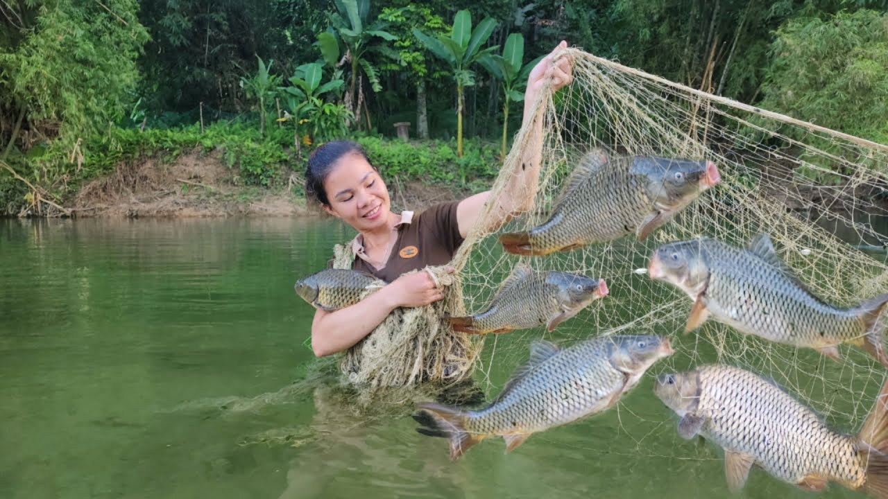 The girl spread her net on the water all night and caught all the giant carp. | Ana fishing ...