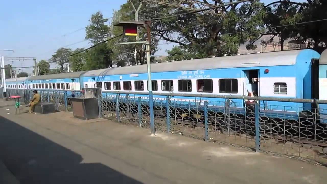 Parallel Departure WCAM 3 Varanasi Dadar Super overtakes WDG 3A ...