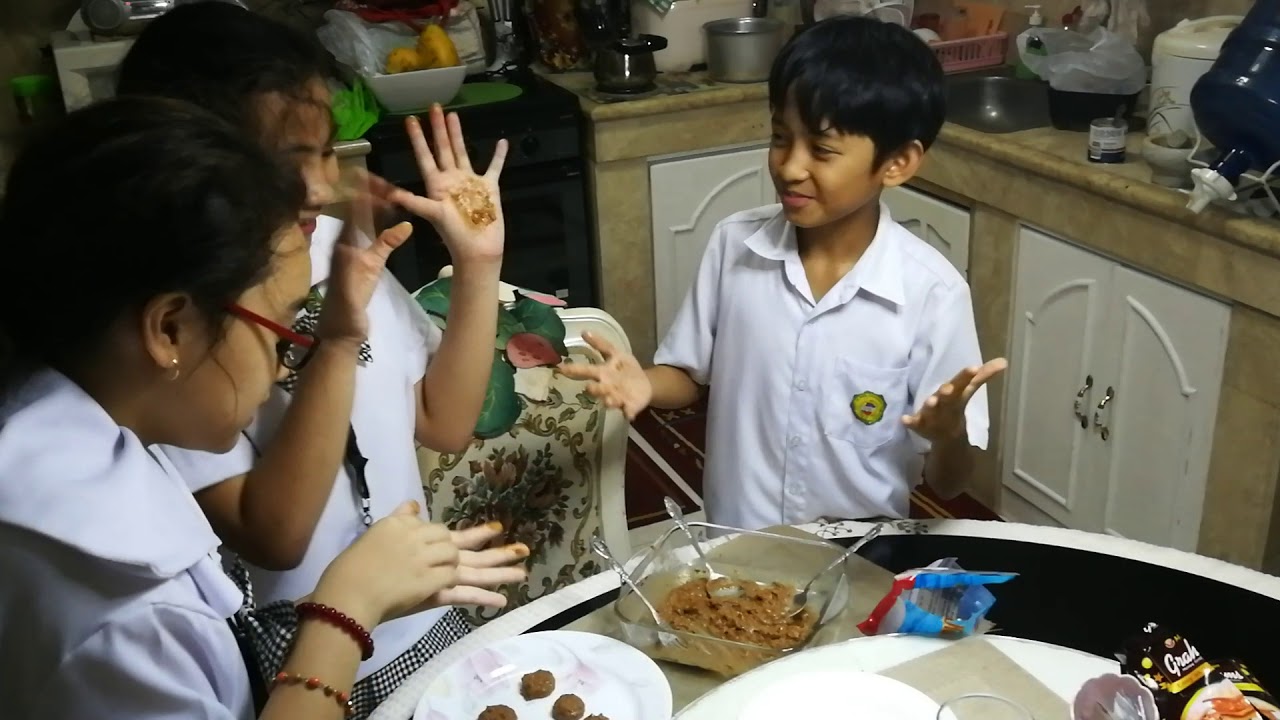 Cooking with my friends epic fail - YouTube