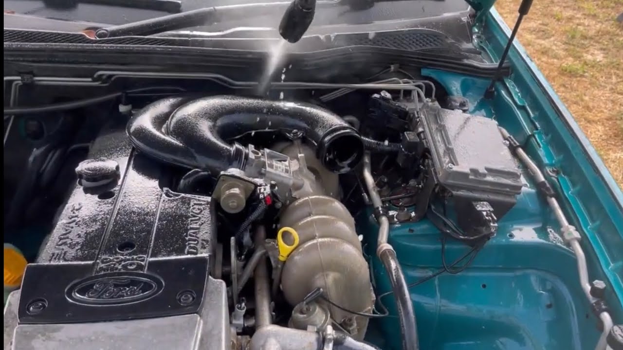 BREEZE BF XR6 Cleaning The Engine Bay - YouTube