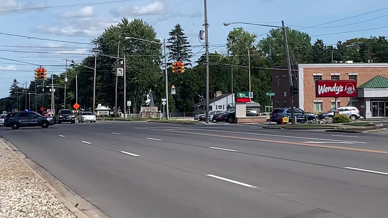 2 Saginaw Township MI police FPIUs responding WAIL Siren - YouTube
