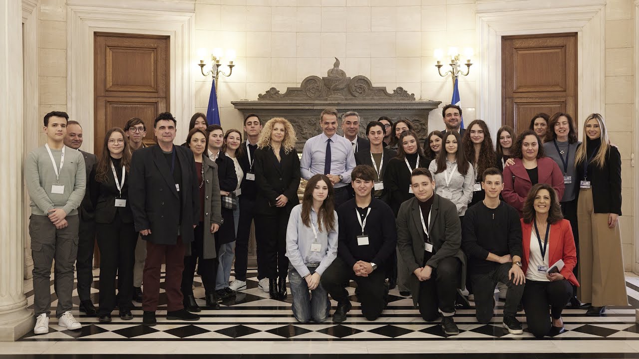 Με την ομάδα του 1ου ΓΕΛ Ελευσίνας που συμμετέχει στο εκπαιδευτικό ...