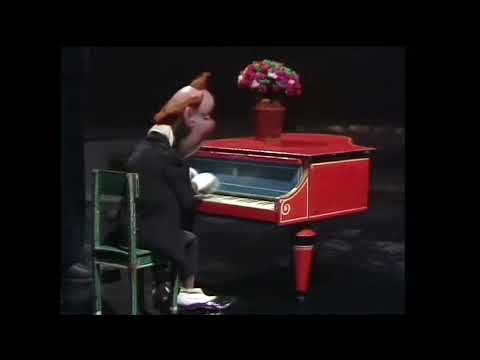 Clown Gustaf greift in die Tasten, um das Jubiläumsjahr „100 Jahre Albrecht Roser“ einzuläuten.