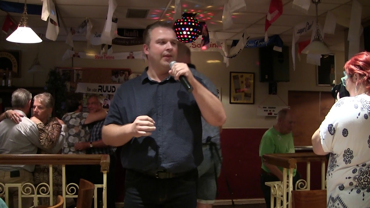 René Troost met de jongen met de mondharmonica. - YouTube