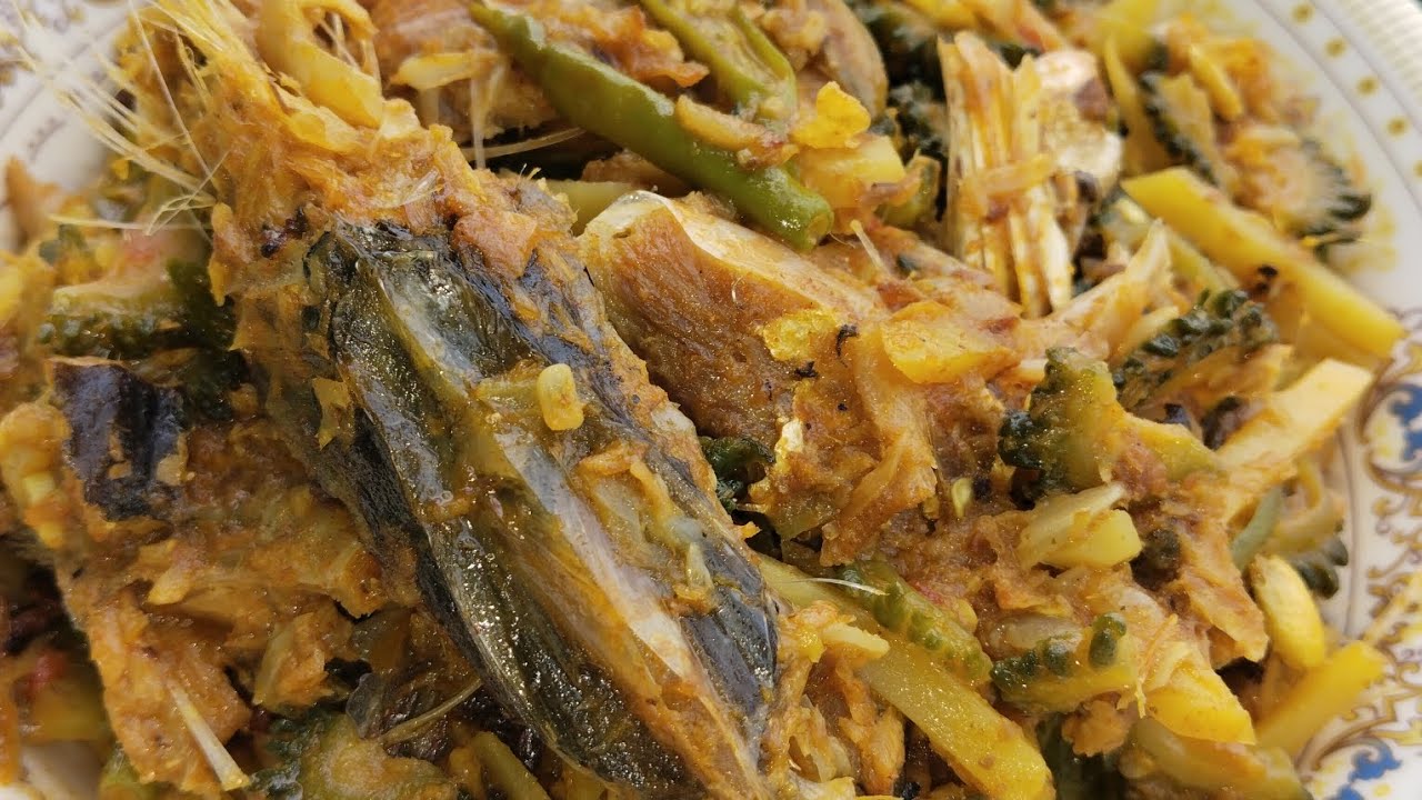 করলা দিয়ে ইলিশ মাছের মাথা ও লেজ এর চরচরি ।। korola diye Elish 🐟 macher ...