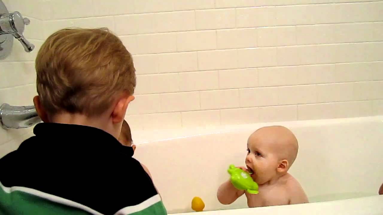 Gianna and Henry - bath time! - YouTube