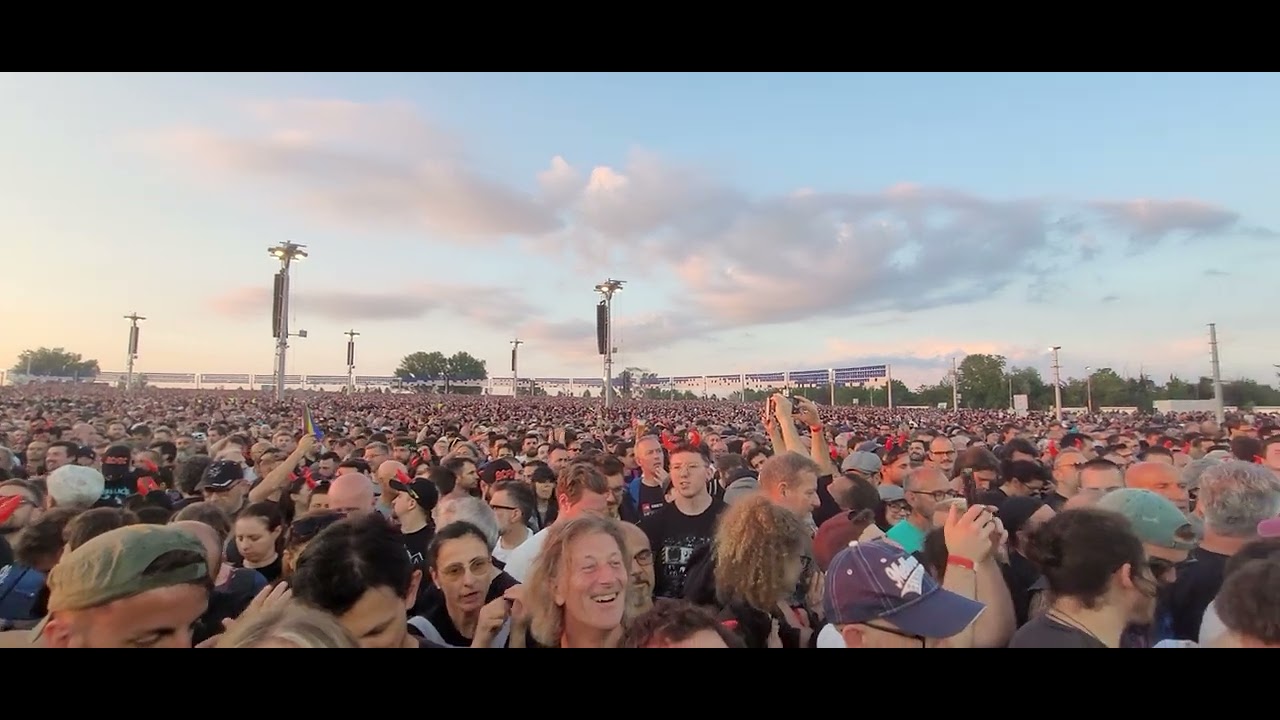 AC/DC - A 360° view of the sold out audience @ the RCF Arena in Reggio ...