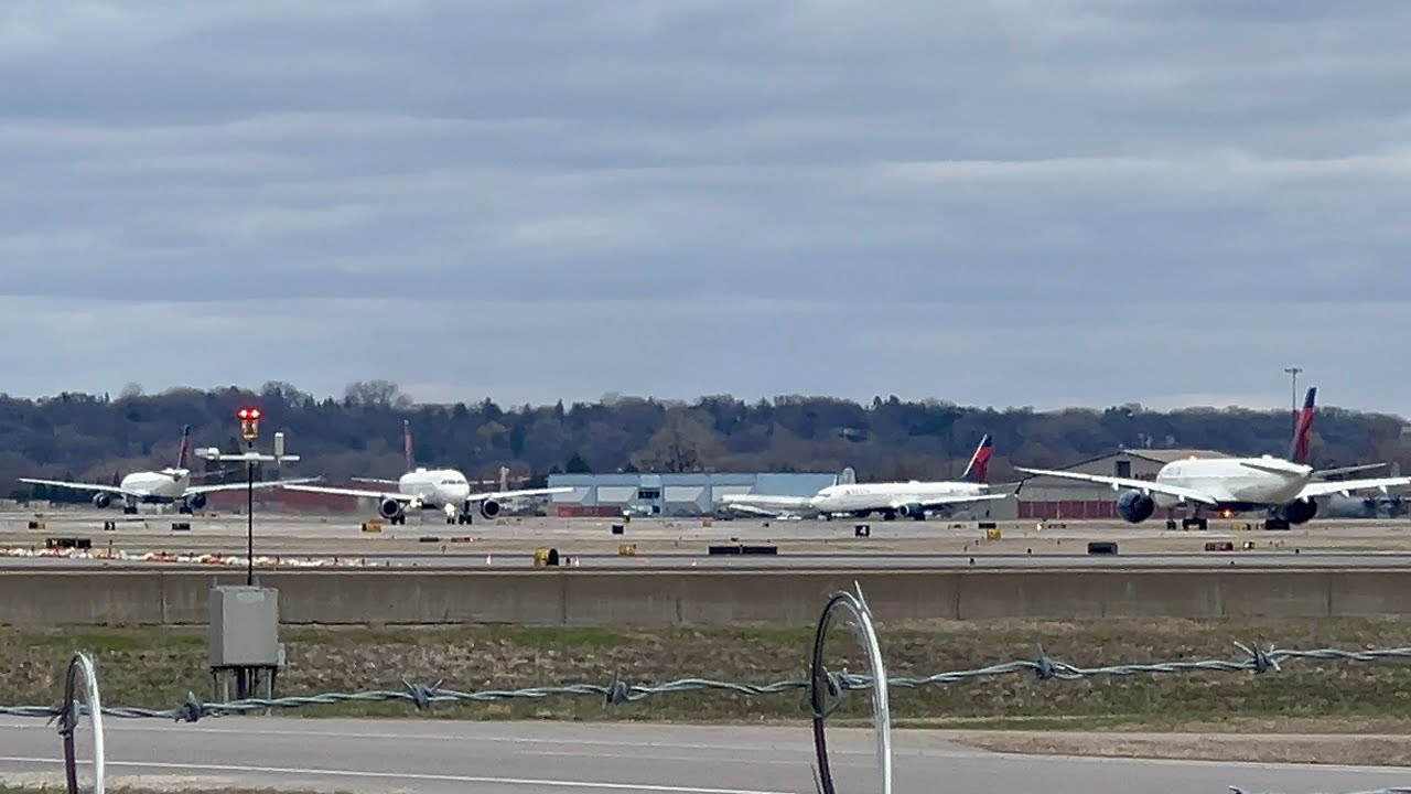9 Minutes of MAGNIFICENT MSP Planespotting Runway 4/22 - YouTube