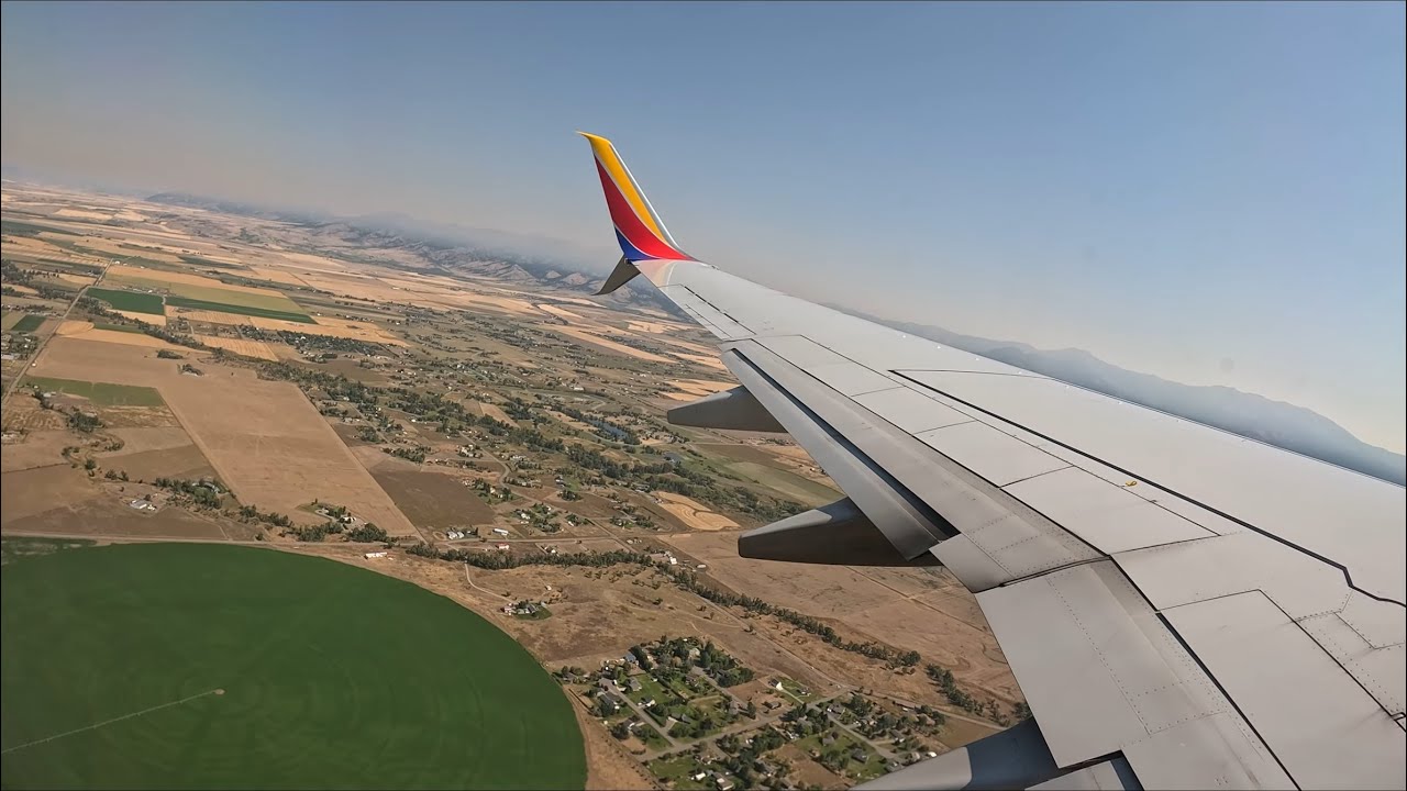 Southwest Airlines Boeing 737-700 breathtaking departure out of Bozeman ...