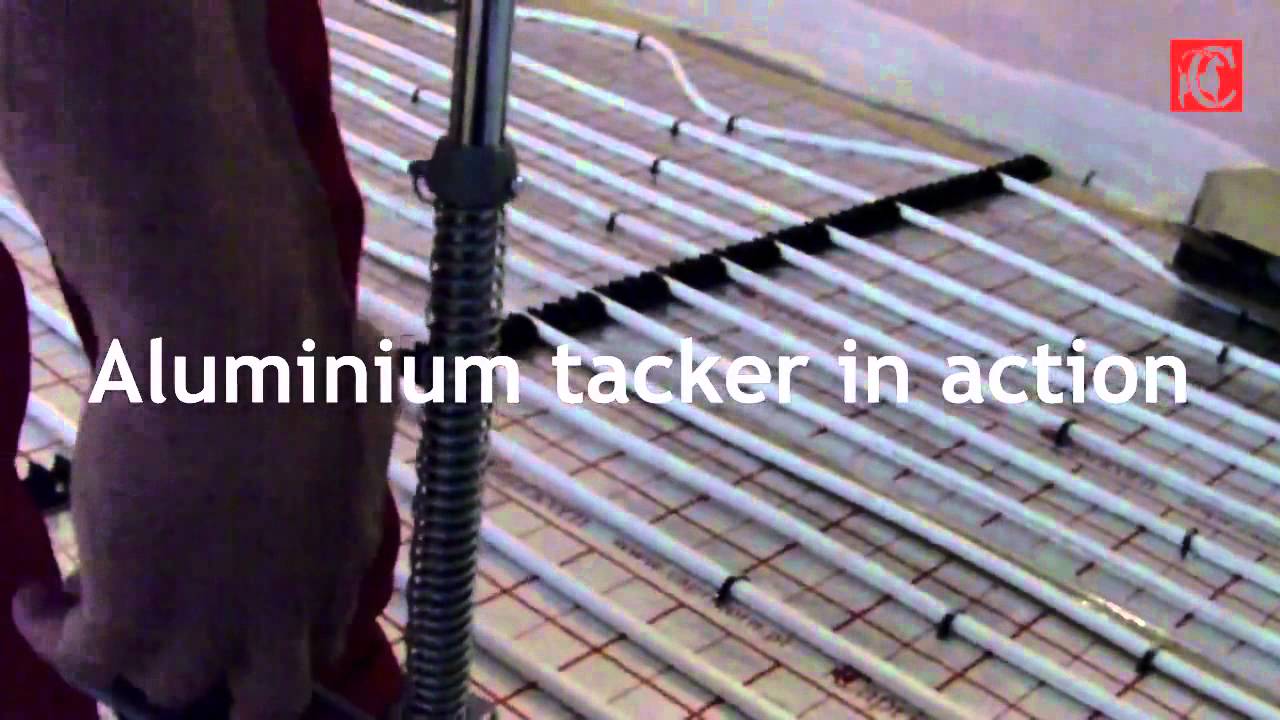 Tacker a padlőfűtési csövek egyszerű rögzítéséhez - YouTube
