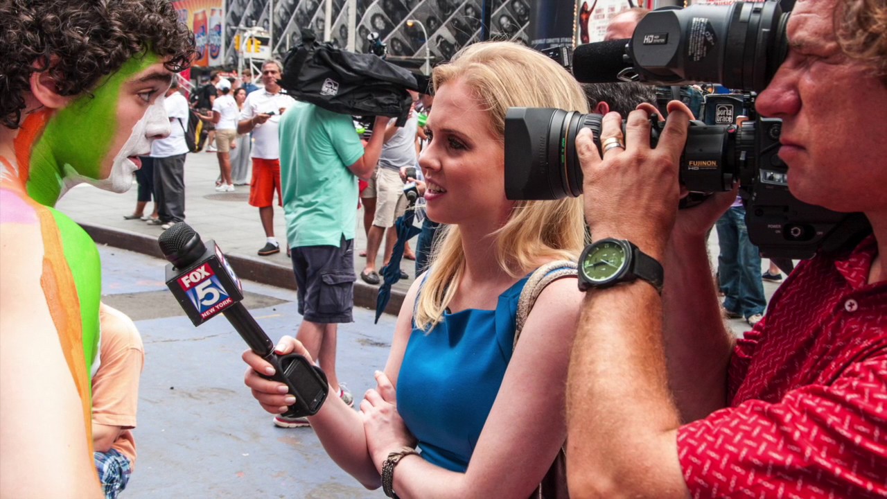 Funny News Reporter covers Andy Golub in Times Square - YouTube