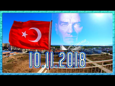 Saygı duruşu müziği eşliğinde ağır çekim Türk bayrağı