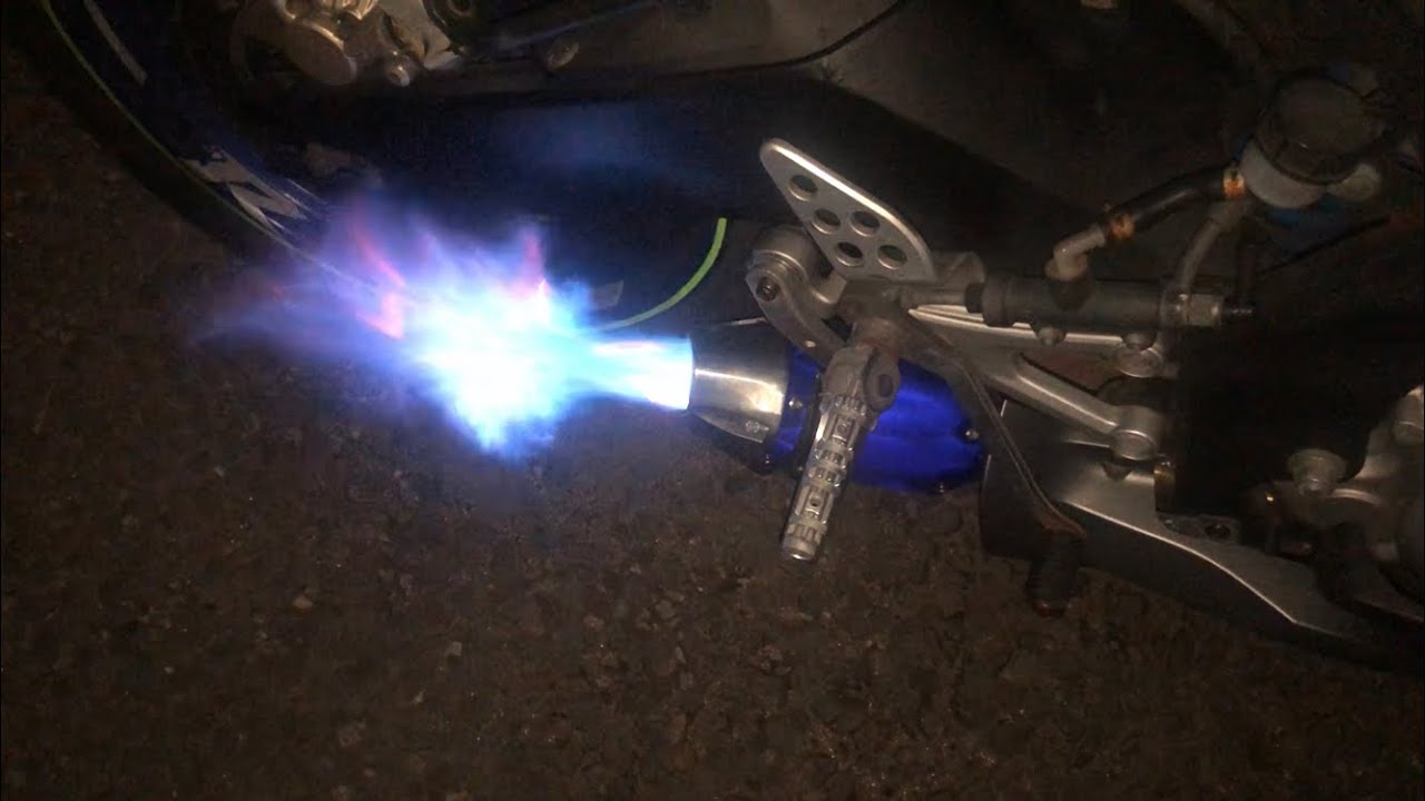 Yamaha YZF R125 shooting flames - YouTube