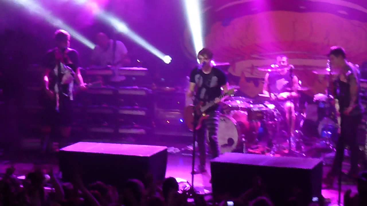 Weightless - All Time Low (Live in Detroit) - YouTube