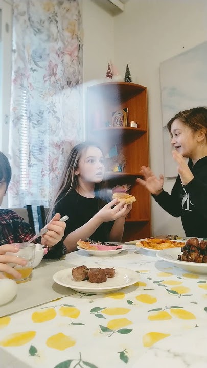 Я села за стол Youtube