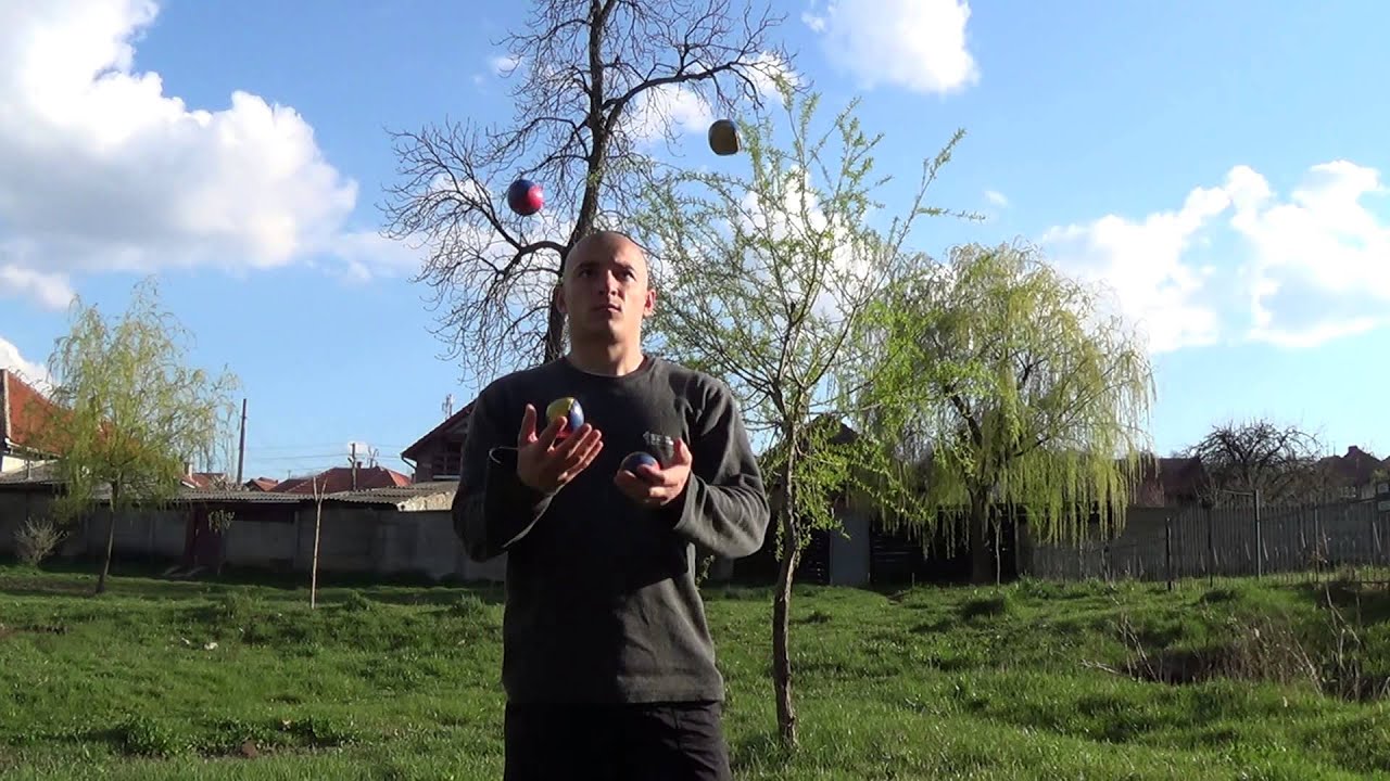 Juggling 4 balls asynchronous columns pattern - YouTube