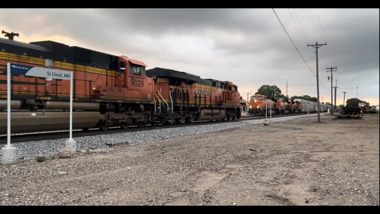 Head on Meet: BNSF 4257 West H-NTWGFD meets BNSF 7228 East V-TACLPC. - YouTube