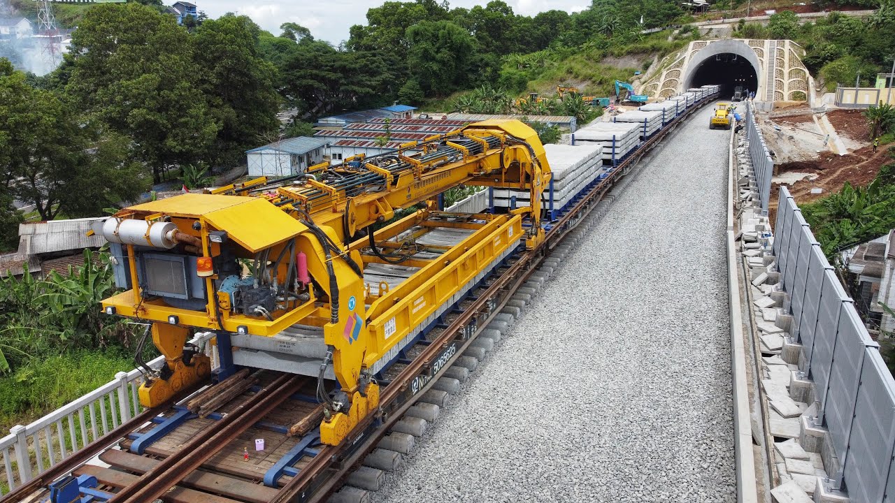 AKHIRNYA TEROWONGAN KERETA CEPAT DITEMBUS TRACK LAYING MACHINE ! - YouTube
