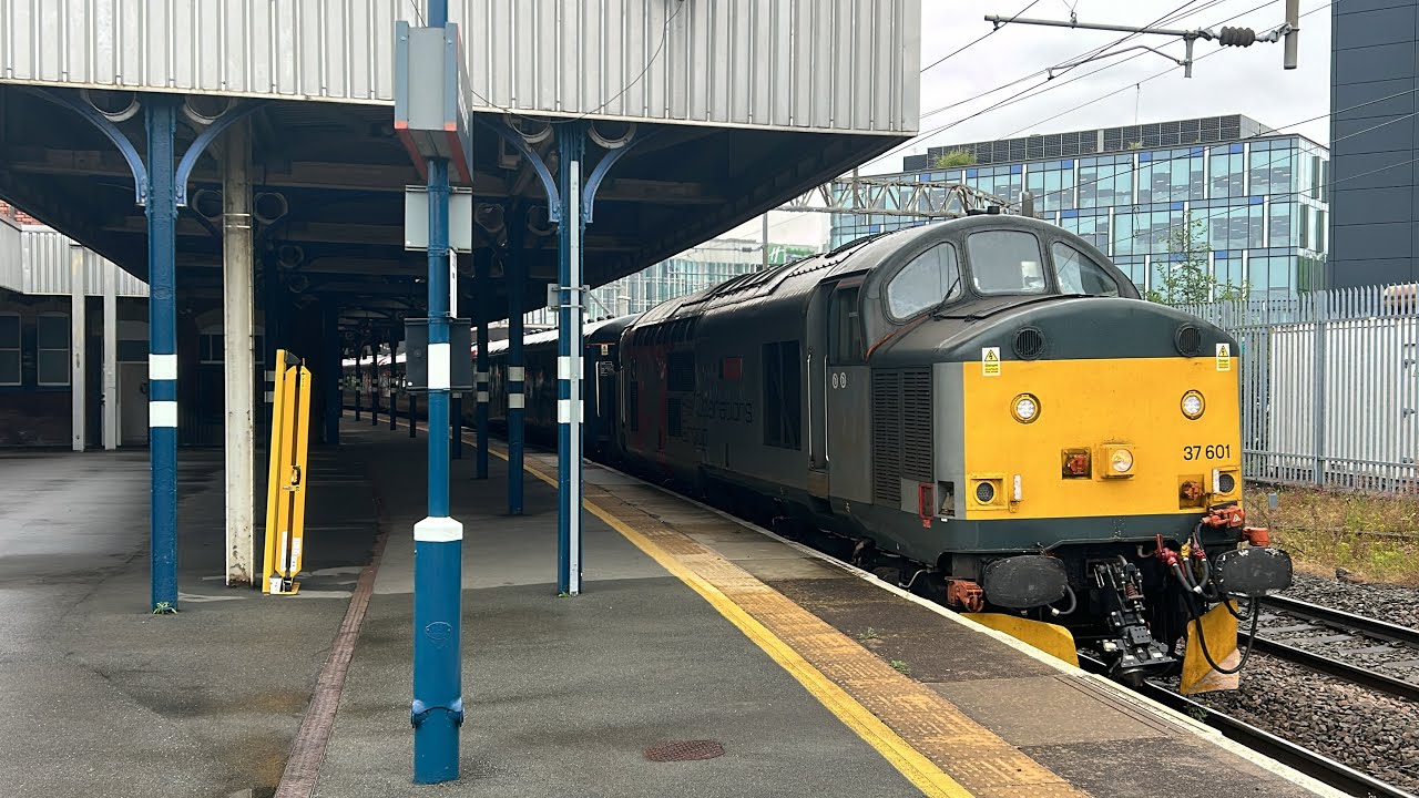 Tractors on Tuesday! 37601 and 37218 drag TFW 175 through Stockport 09. ...