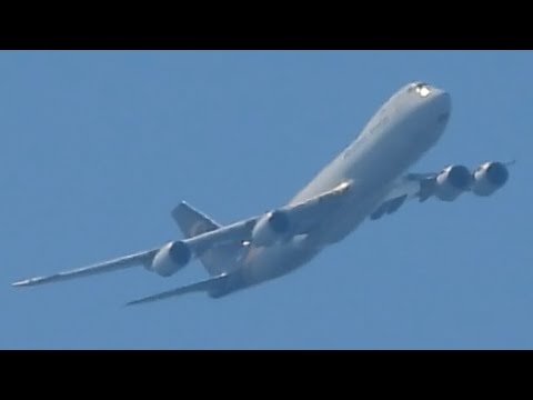 (4K) UPS 747-8 AMAZING bank over my house - YouTube