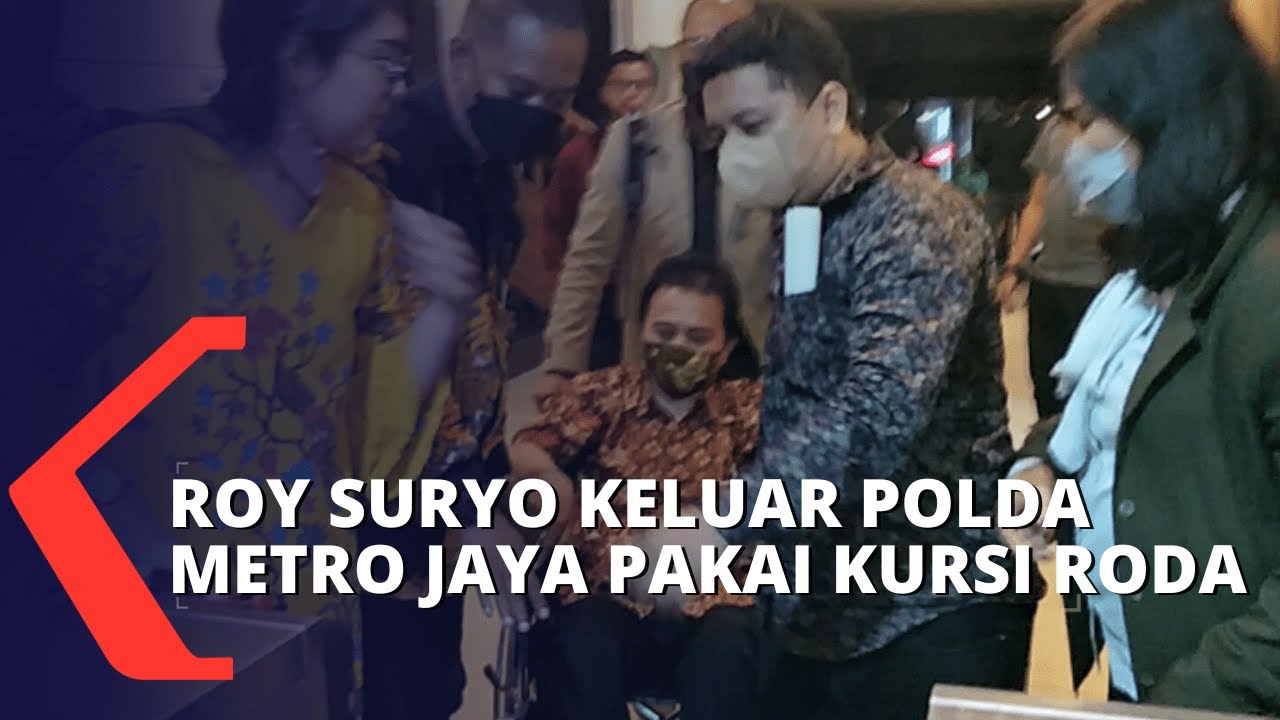 Usai Diperiksa 12 Jam, Roy Suryo Keluar Polda Metro Jaya Pakai Kursi ...