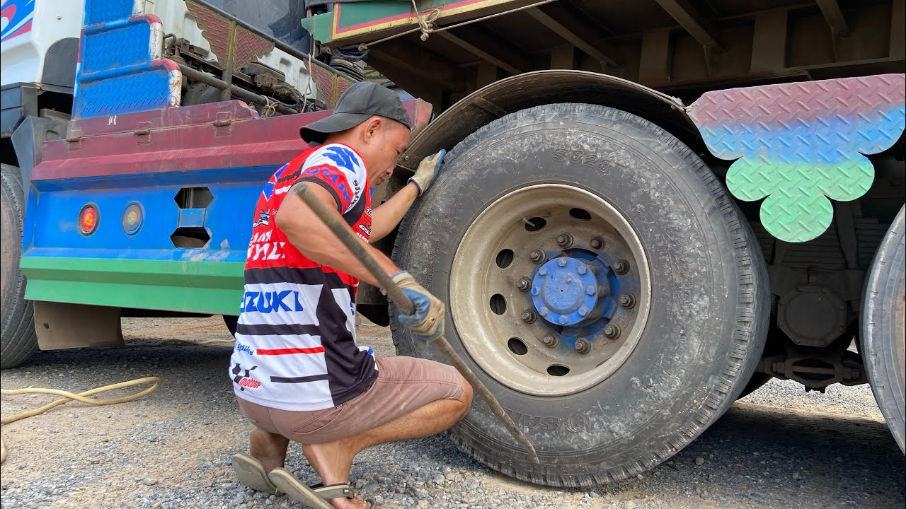 Changing Tire for Truck. Changing/Tire/Truck/Repair/Skillful/Mechanic ...