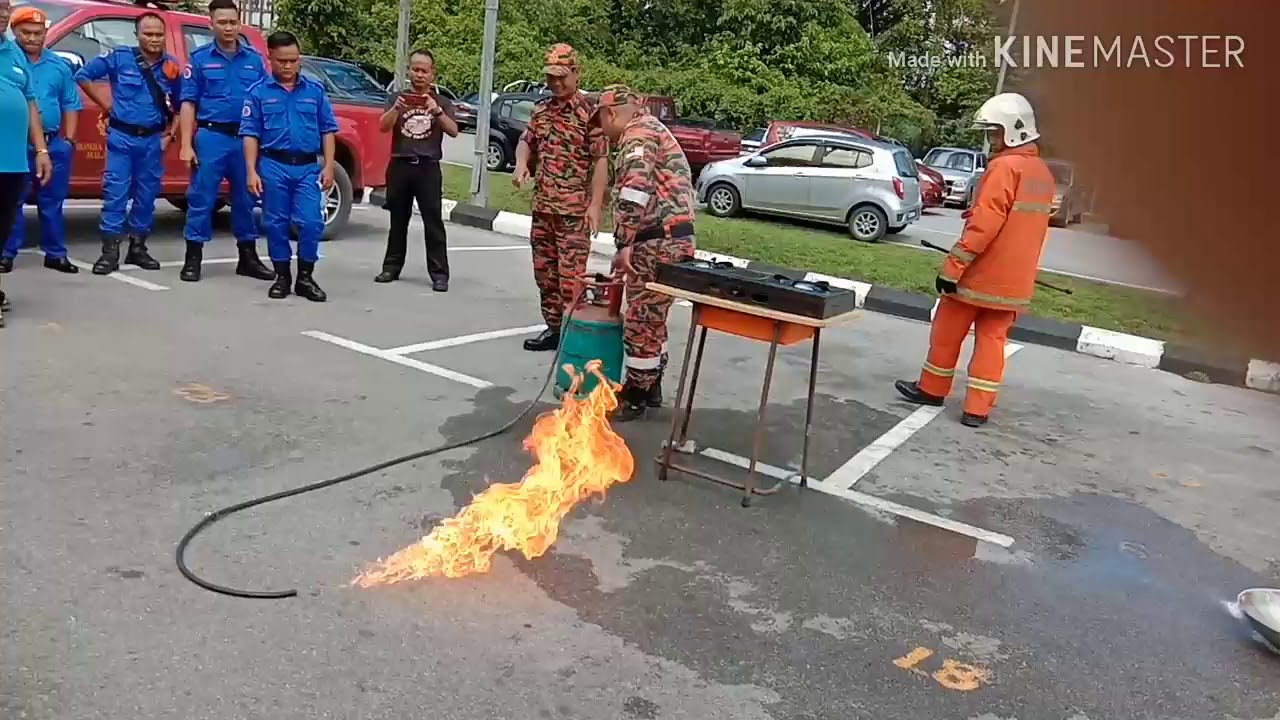 [Ilmu]Demo pemadaman api dari Bomba 🚒 - YouTube