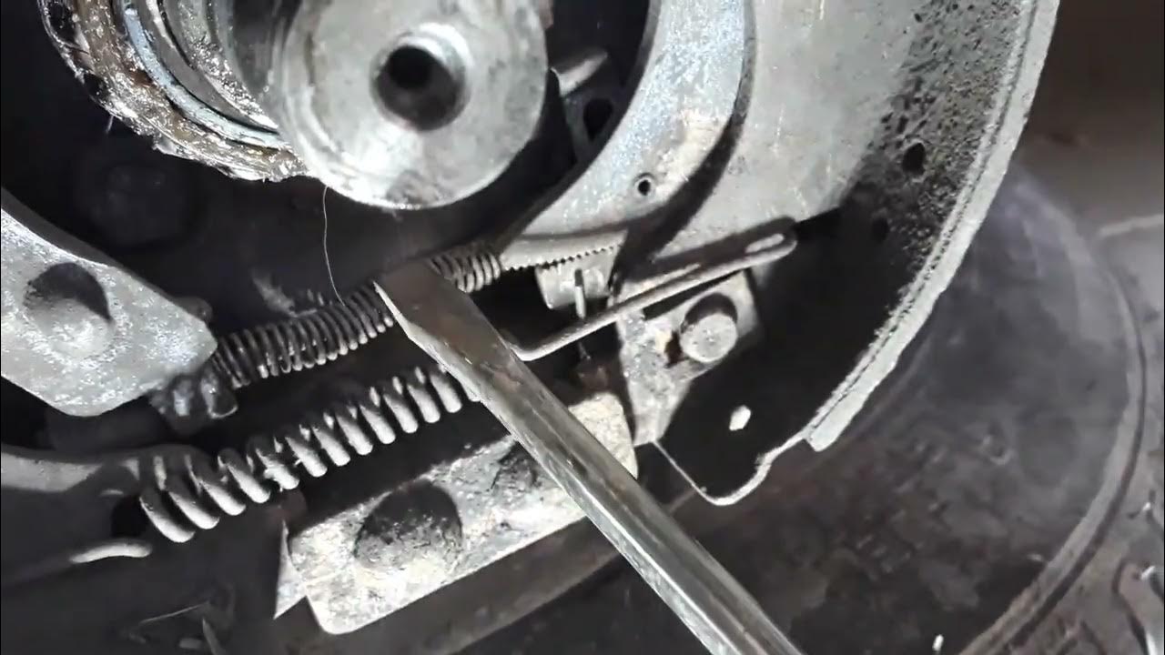 como registrar/regular/cambiar/reemplazar zapatas/cintas o pastillas de freno trasero Renault 9 ...