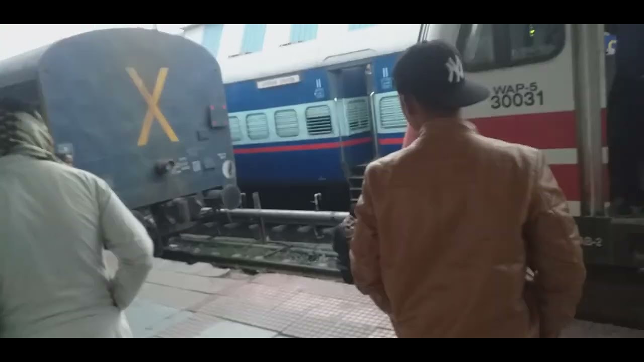 Loco Coupling at Darbhanga Jn and EMD noise 30031 WAP-5 - YouTube