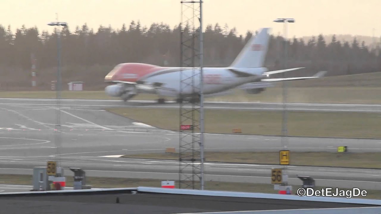 TNT Boeing 747-400 Smooth Landing - YouTube