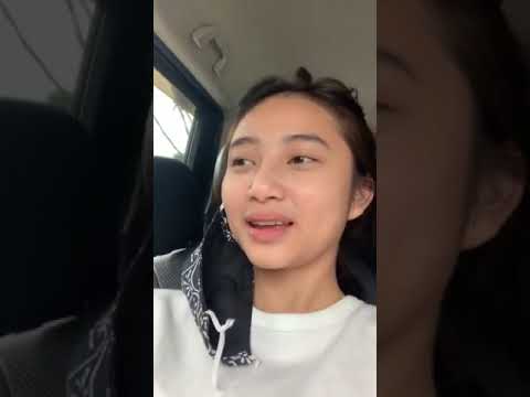 Ansellma Putri lehernya keliatan jenjang banget, rambut diiket kebelakang pake oblong putih