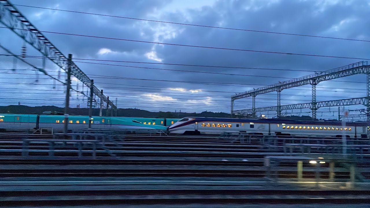 [はやぶさとつばさ!?]E5系とE3系2000番台が新幹線総合車両センターで連結!!利府線の車内から撮影。 - YouTube