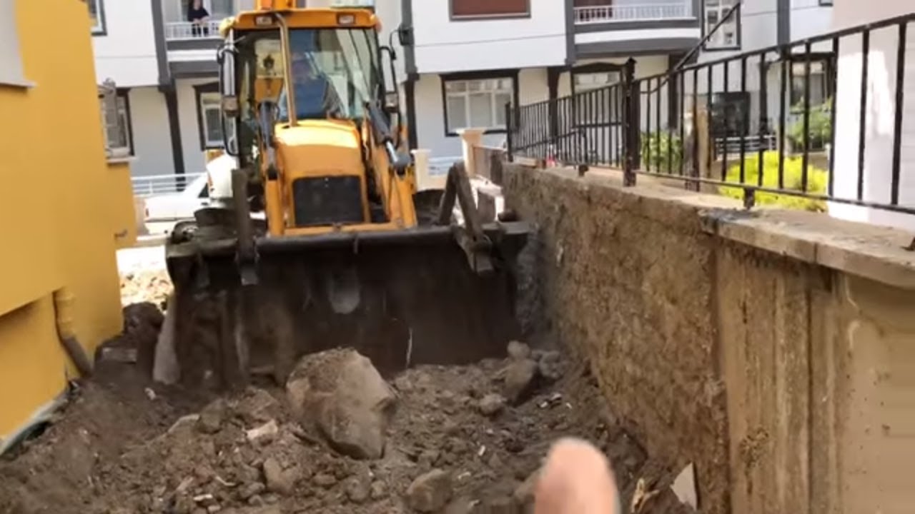 Jcb Beko loder çevre tesviye si yapılışı inşaat Dar çevresi - YouTube