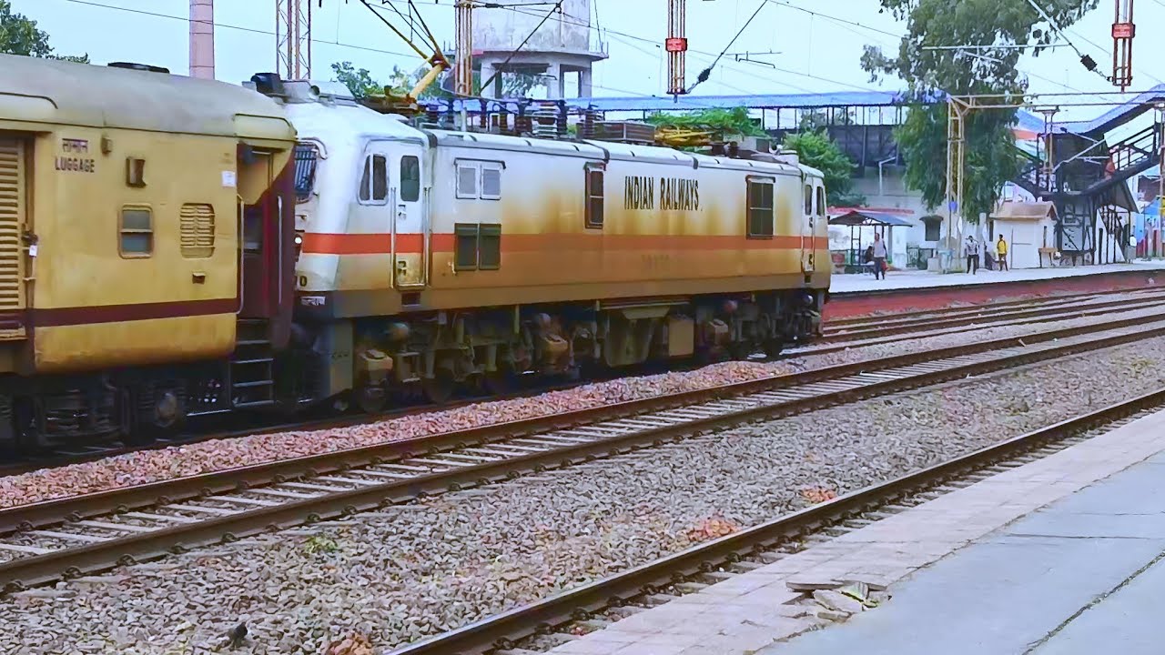 DANGEROUSLY ACCELERATING WAG 7 LOCOMOTIVE PULLING LUGGAGE COACH INDIAN RAILWAYS - YouTube
