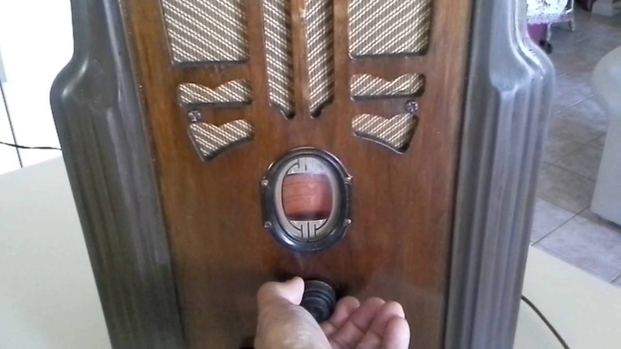 A Restored 1935 Philco Model 620B Radio - YouTube