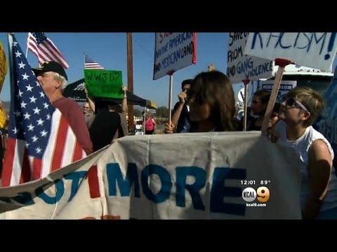 Protesters Clash While Awaiting 2nd Wave Of Immigrants In Murrieta ...