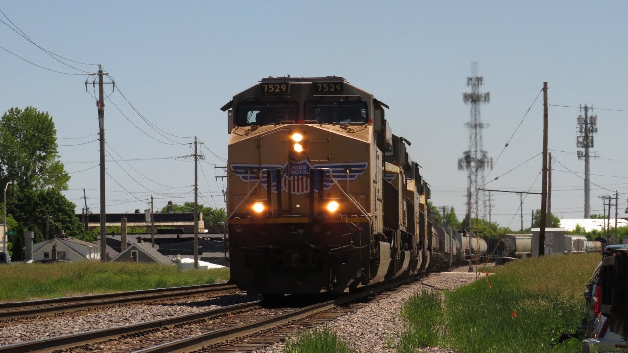 UP 7529 leads MCHAL past 73rd Street on the Union Pacific Milwaukee Subdivision|5/25/24 - YouTube